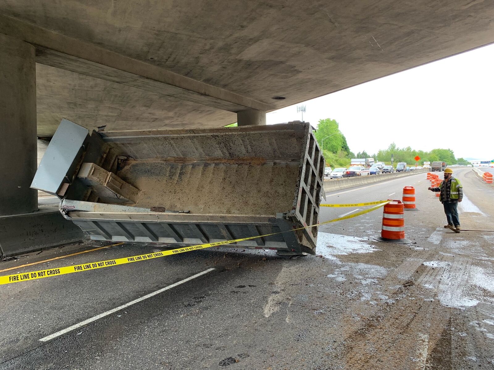 因卡车翻车，217号公路南行车道封路 - 摩登时讯｜美西新闻
